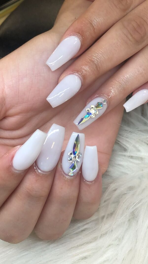 40 Trendy White Nails Ideas with Designs - Chicinspire